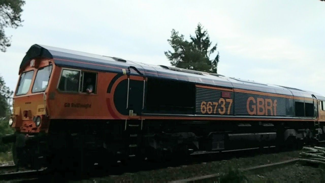 Class 66 number 66766 trumpets past at Notch 8, full power at the head ...