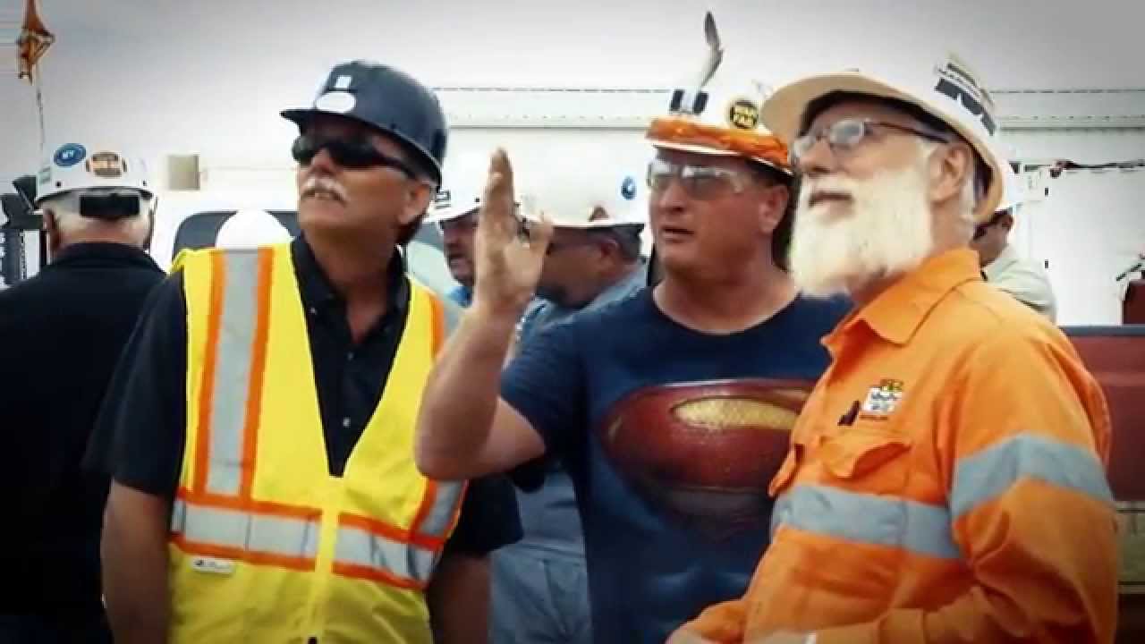 Freedom Mine dragline gets new boom and mast - YouTube