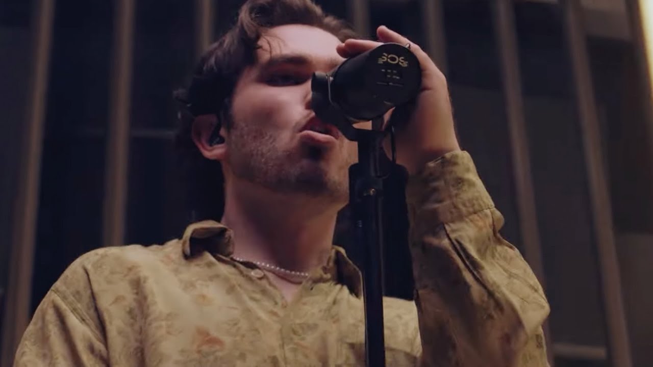 Moss Kena - Primadonna (Live Session) - YouTube