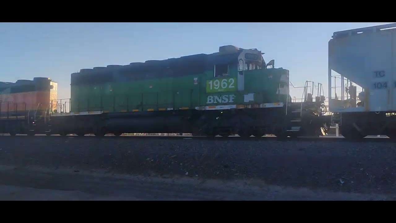 BNSF 2525 leads a Manifest With BNSF 1962 trailing in El Paso Texas - YouTube