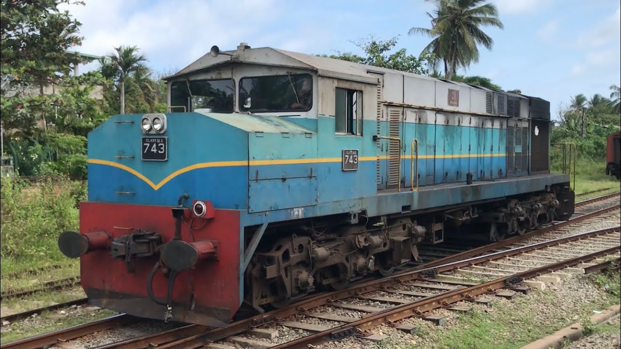 Sri Lanka Railways M4,743 Light Loco @ Panadura - YouTube