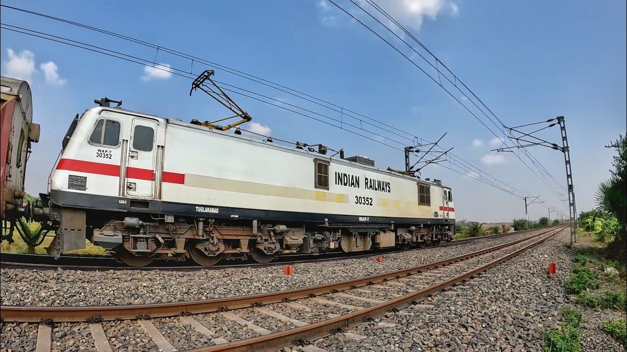 Aggressive Hool Express Blasts with Offlink Tughlakabad (TKD) WAP-7 ...