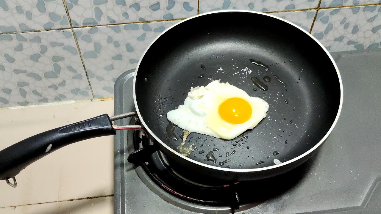 ডিমের কুসুন না ভেঙ্গে ডিম পোঁচ রেসিপি | Dim pose recipe - YouTube