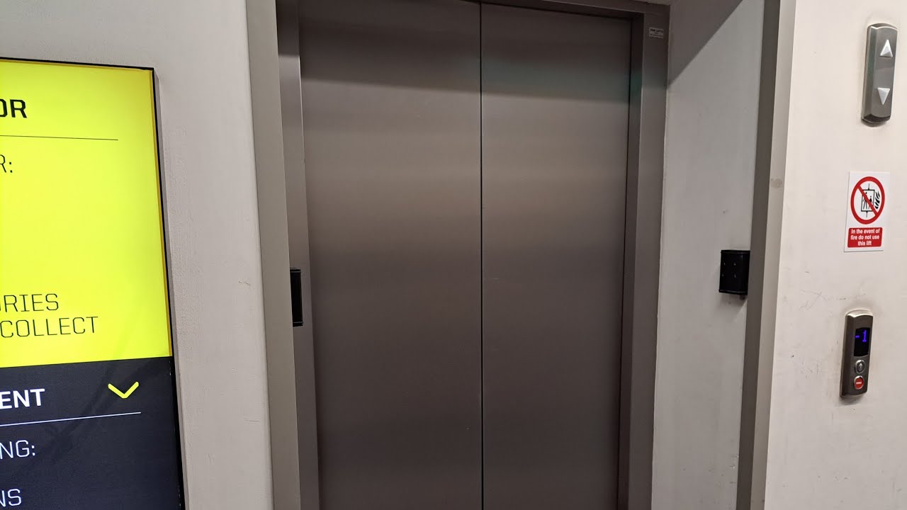 Doppler Lift At JD Sports In Leeds Briggate - YouTube