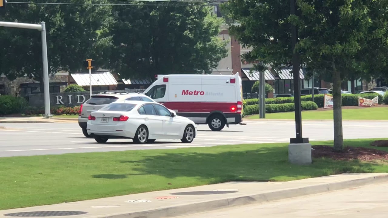 Metro Atlanta Ambulance Responding - YouTube