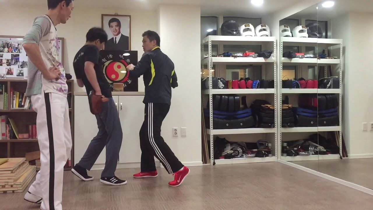 BASIC FOOTWORK LESSON via JKD KICKBOXING - YouTube