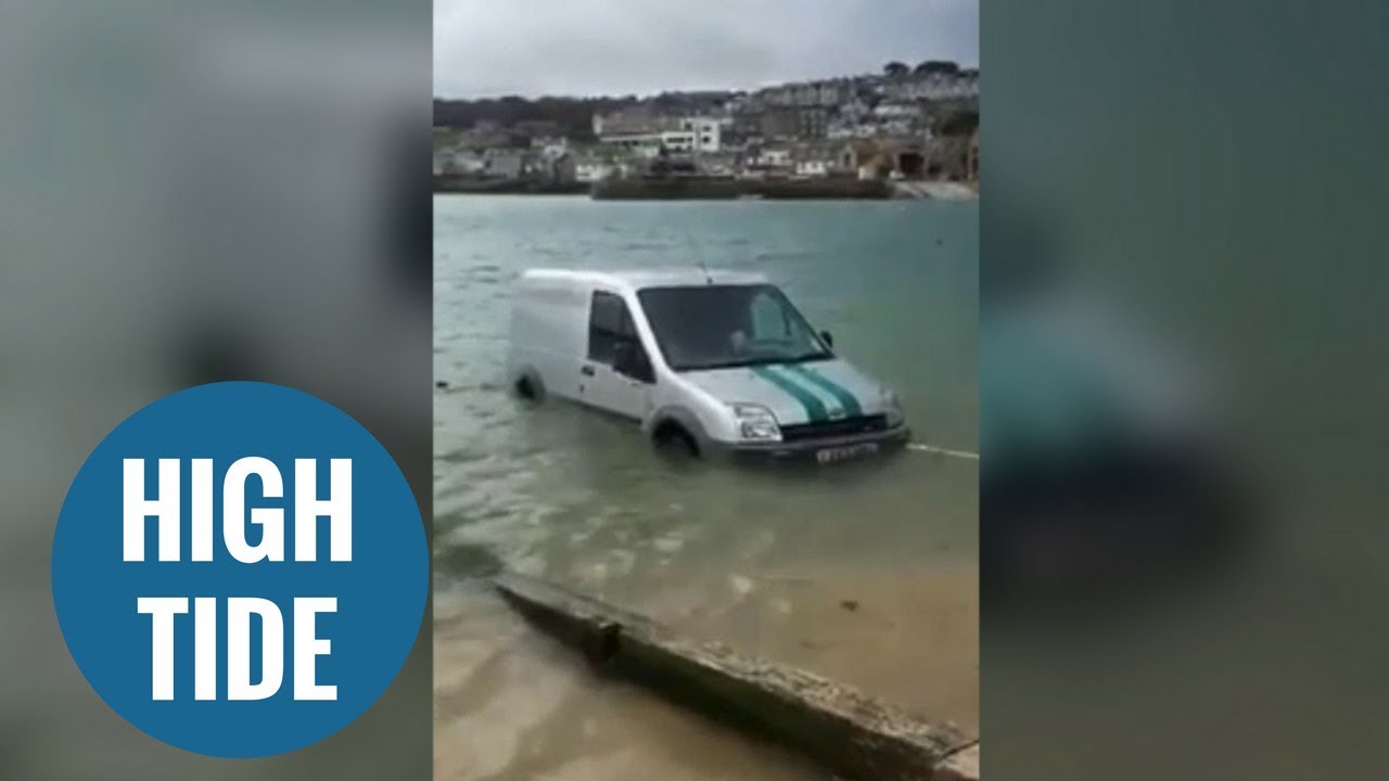 A community come together to rescue van stuck in harbour - YouTube