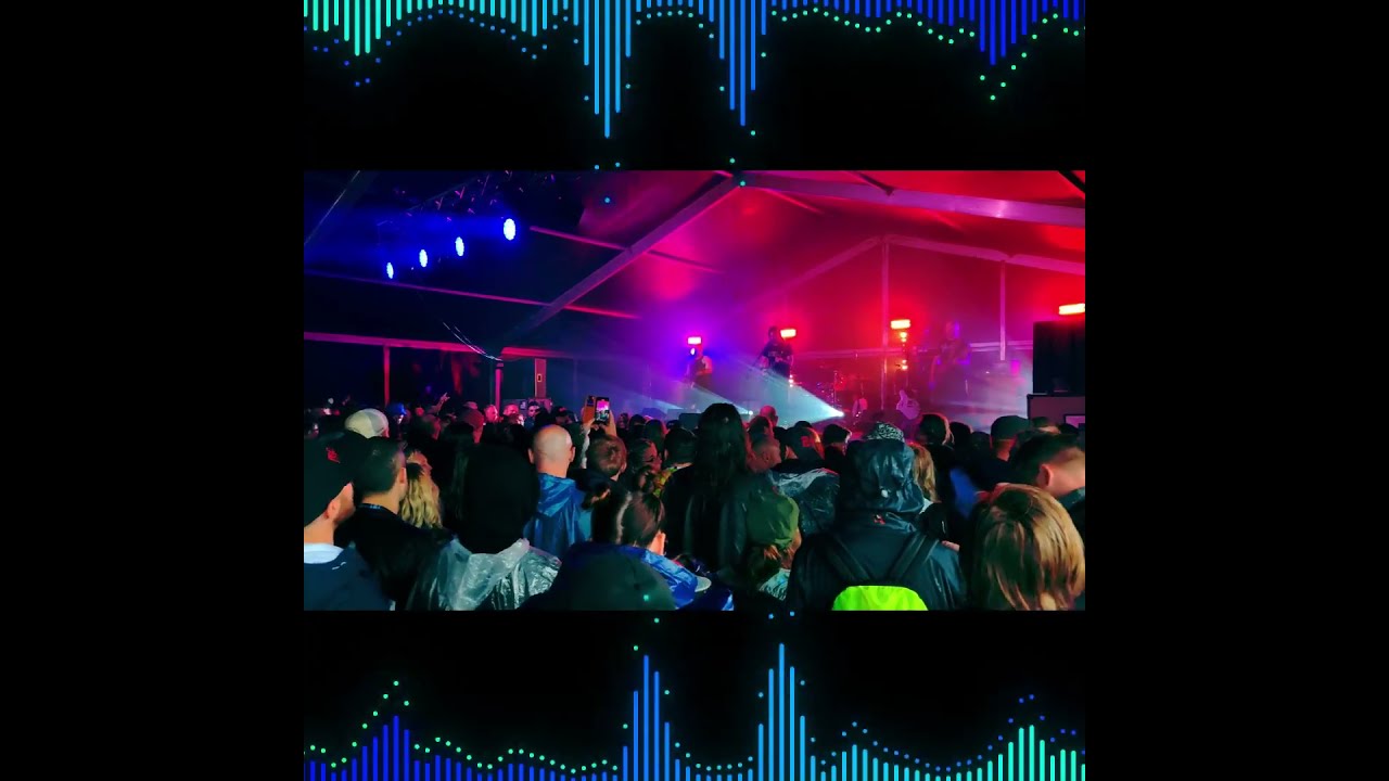 All my life, I've been waiting for a cover this epic. Fu Fighters ...