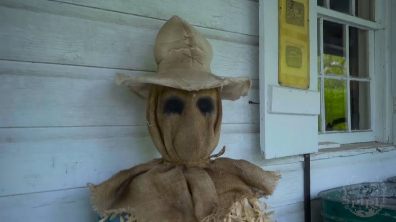 Sitting Scarecrow | Spirit Sneak Peeks 2016 - YouTube