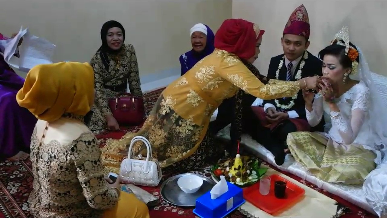 Acara mosok (suapan) pengantin dalam adat lampung - Video kebudayaan ...