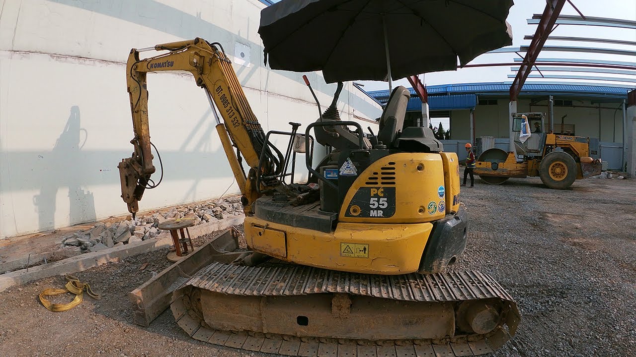 Mini Komatsu excavator chisel concrete, clear to pour concrete factory ...