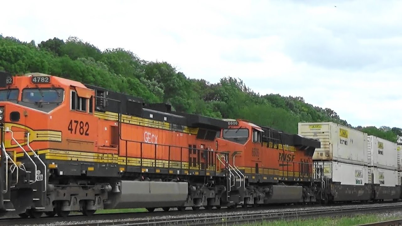 BNSF 7476 w/ GECX (Ex-BNSF) Power, East Dubuque, IL - YouTube