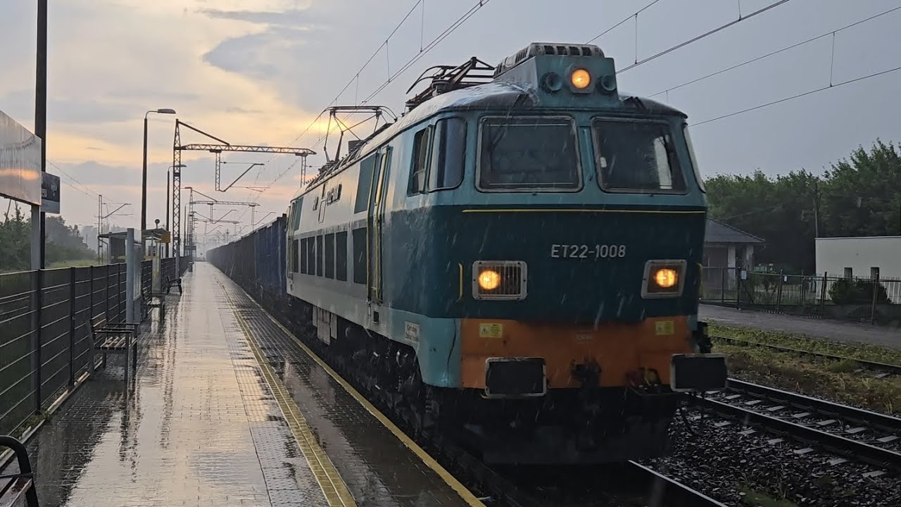 Deszczowy Rąbinek przelot ET22-1008 w barwach historycznych z węglarkami - YouTube