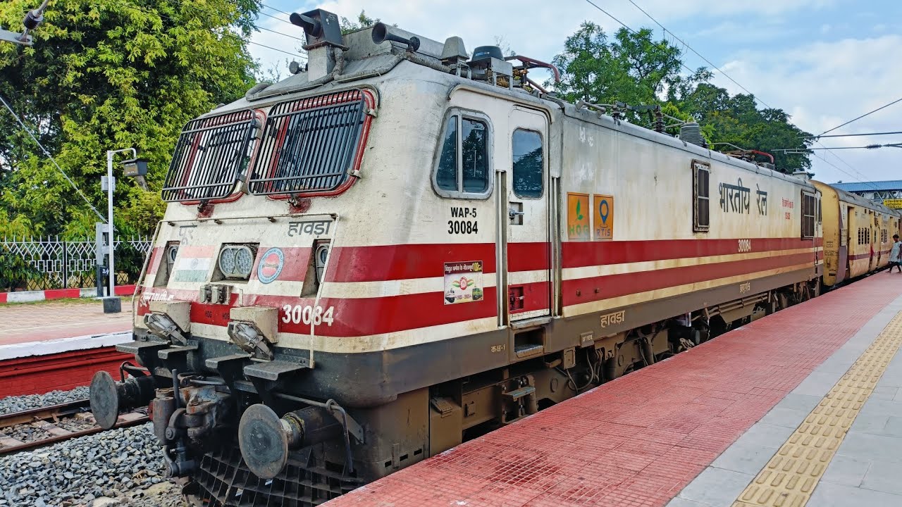 HWH WAP-5 powered LHB Viswabharati Fast passenger destroys Seoraphuli ...