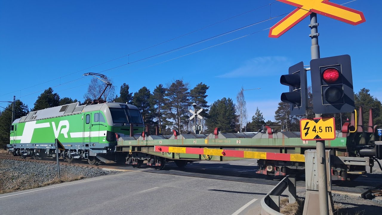 [4K] Freight train 3059 passes Ruskatex railroad crossing - YouTube