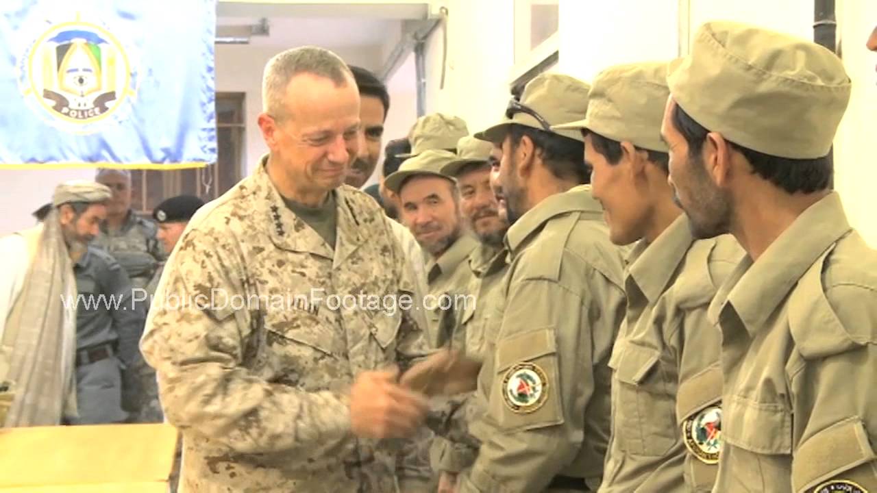 ISAF and US troops Commander in Afghanistan visits British soldiers in ...