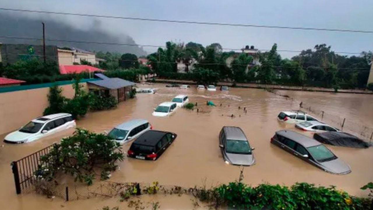 VIDEO: MAFURIKO MAKUBWA CHINA, TAZAMA MAGARI YASOMBWA - YouTube