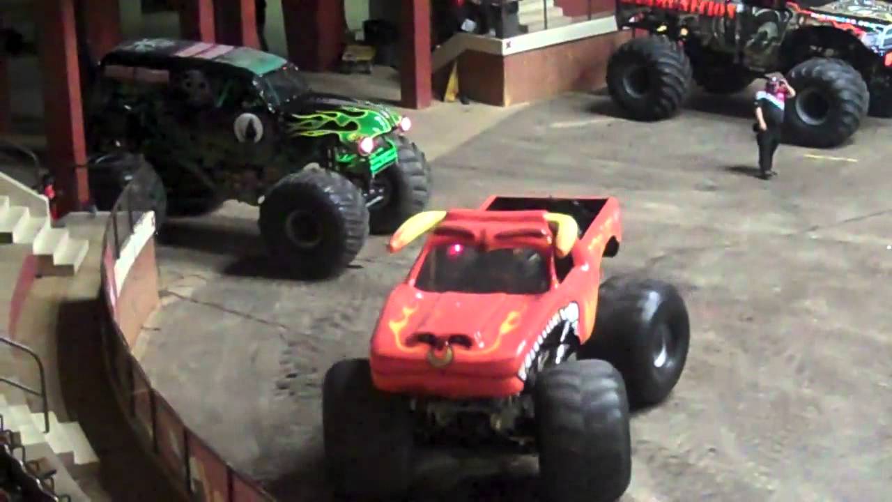 Monster jam Montgomery,Al donut compitition el toro loco and - YouTube