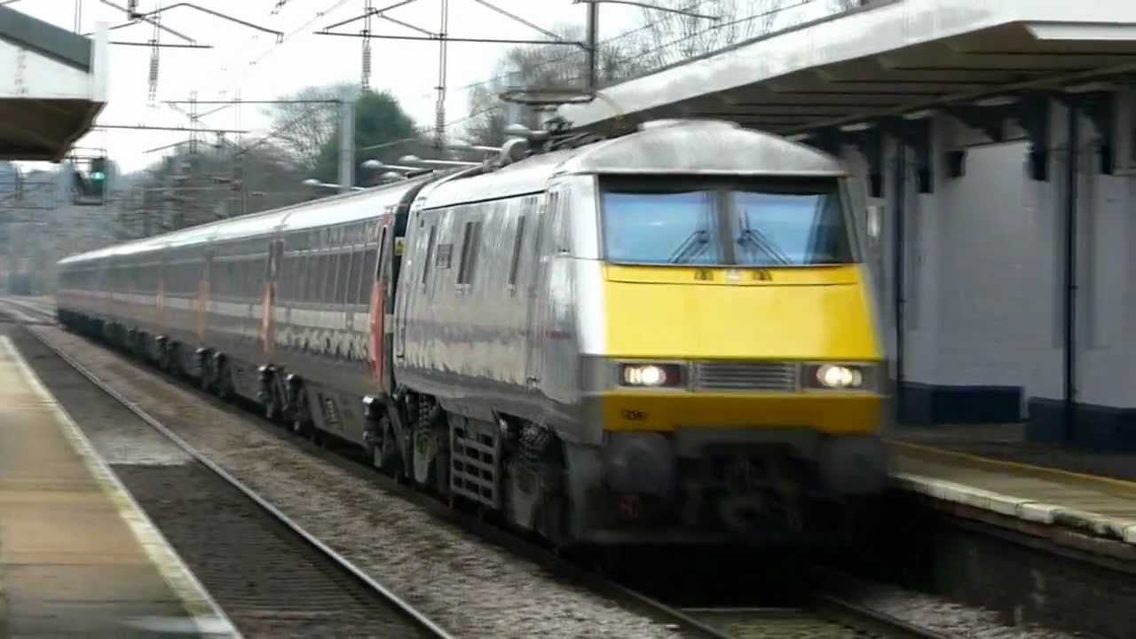 Trains passing through New Barnet Station on 28th Jan 2012 - YouTube