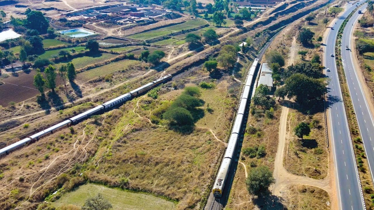 Halt Station : Padli 11119 Igatpuri-Bhusawal MEMU Crossing 02102 Manmad ...