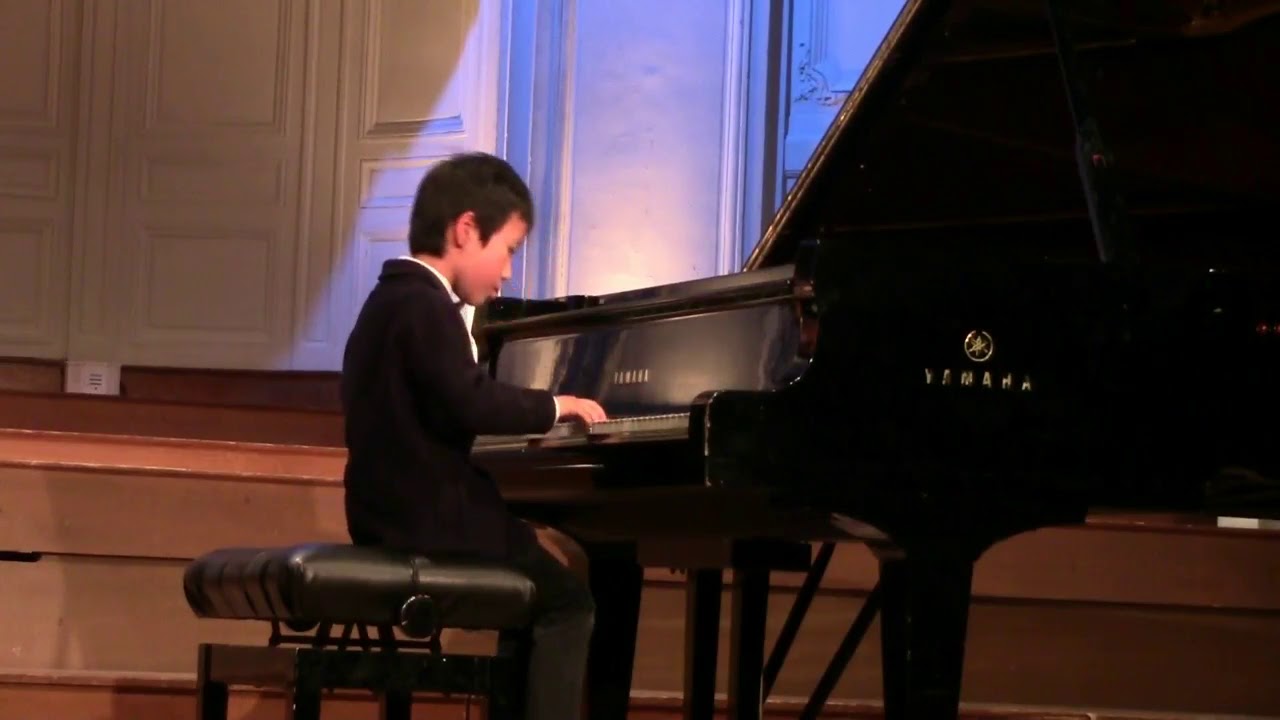 Hugo CHEN - Menuet- Haydn - YouTube