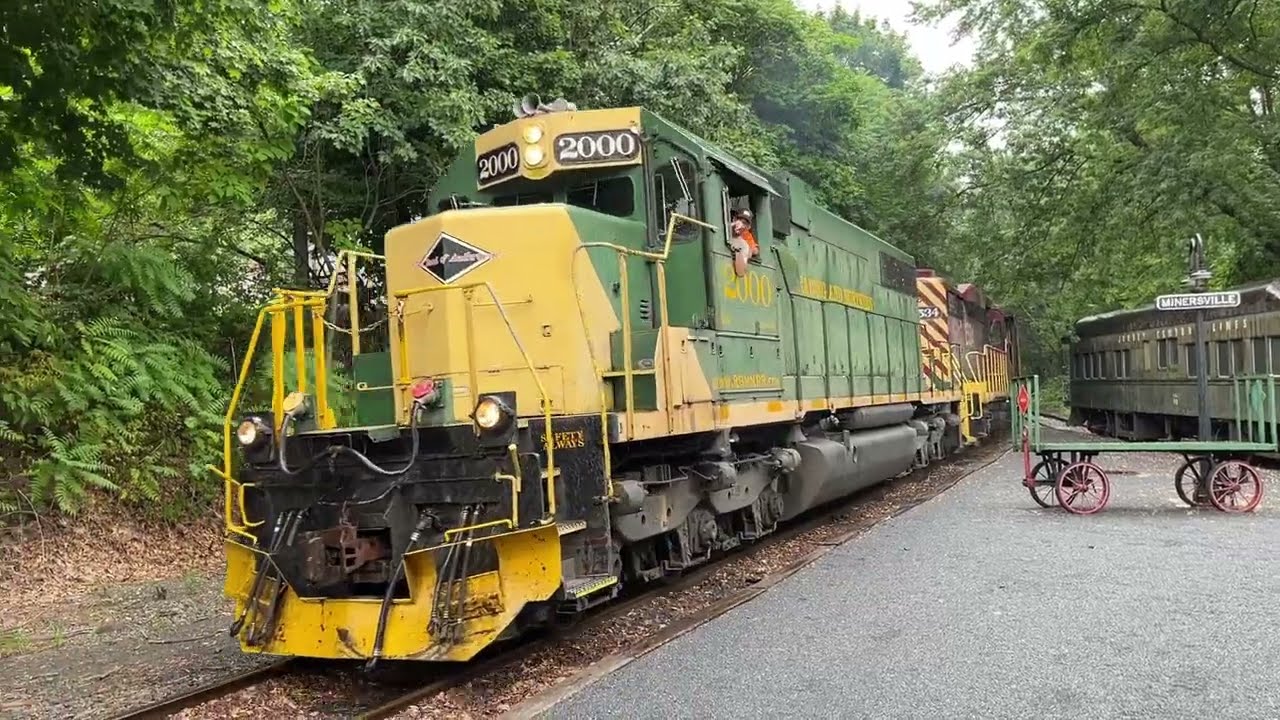 Reading and Northern WCMV: 85 Empty Coal Hoppers to Minersville - YouTube