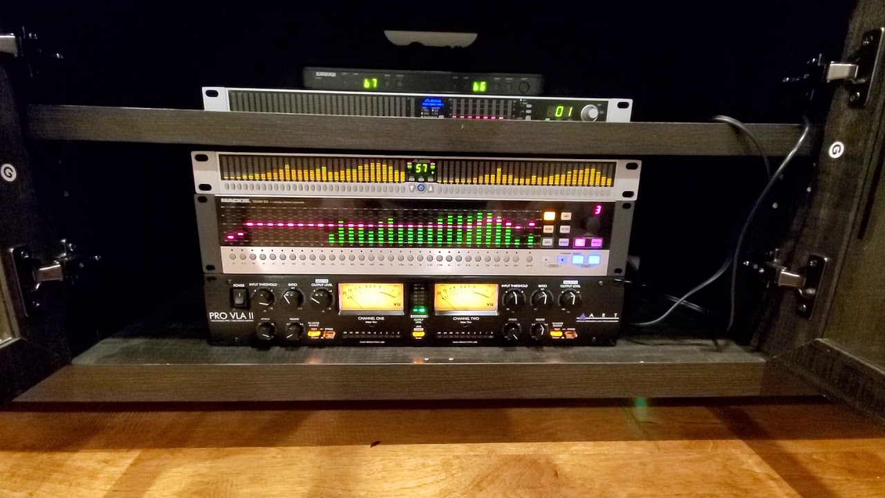 Mackie QUAD EQ + Alesis Deq230D - YouTube