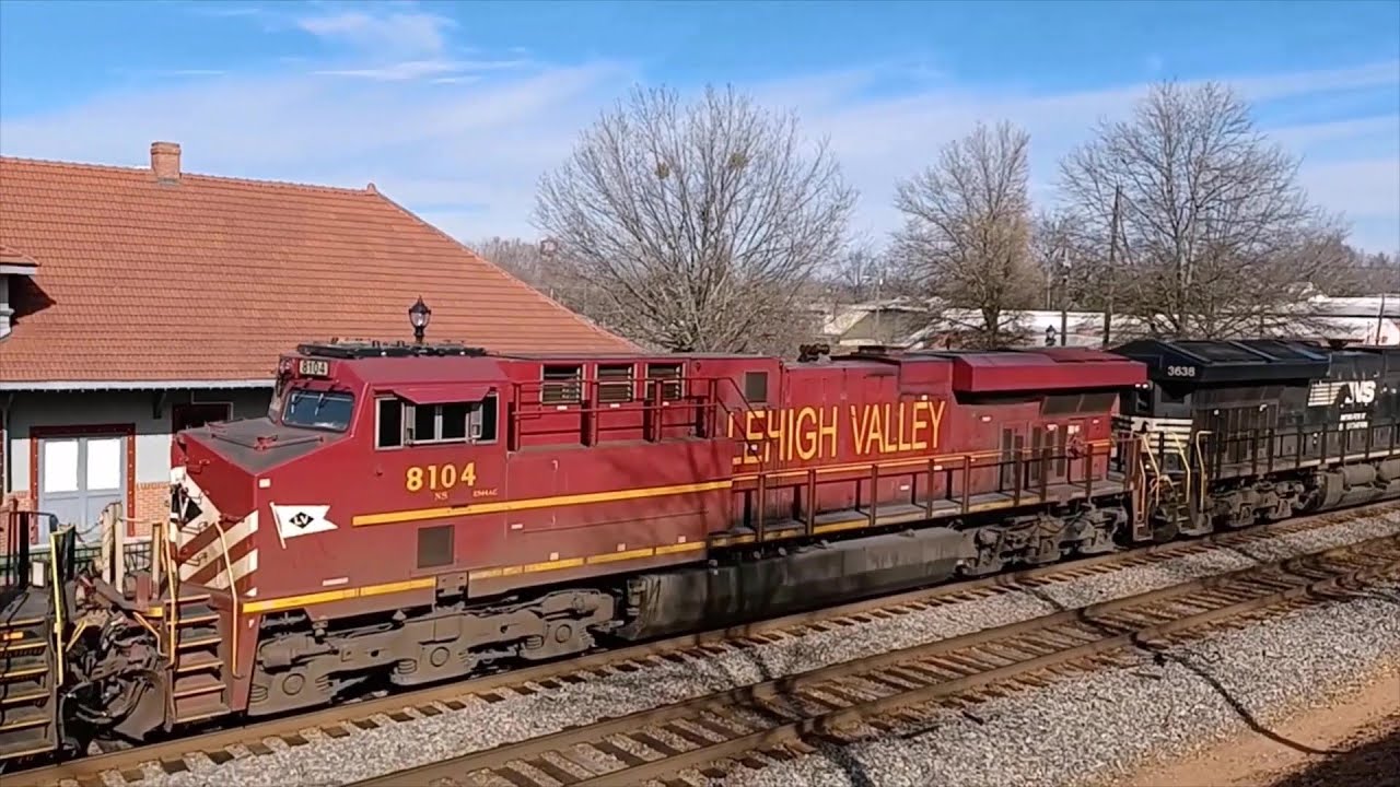 Lehigh Valley #8104 Heritage Classic trailing NS #8138 - #51g / NS Led #8094 - #27a / #8090 ...