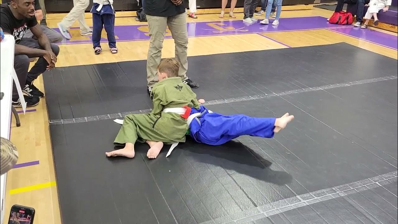 Kids White Belt BJJ Match. Good Job By The Ref - YouTube