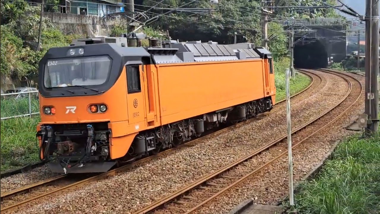 8772次七堵發車開往二結的單機E500型鳴日色金光牌E502電力機車頭試運轉車頭列車，411次台東發車經由花東線開往樹林的EMU3000型十二輛編組EMU3011皮蛋豆腐騰雲號紅色帶新城際 ...