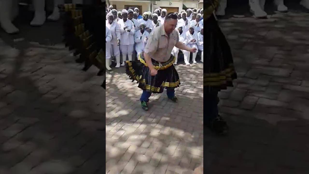 A white man dancing Shangaan music - African things - YouTube