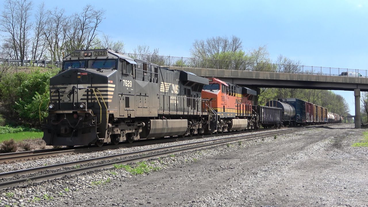 Norfolk Southern 7629 with BNSF 7983 roll short manifest elephant style into Vardo Yard - YouTube