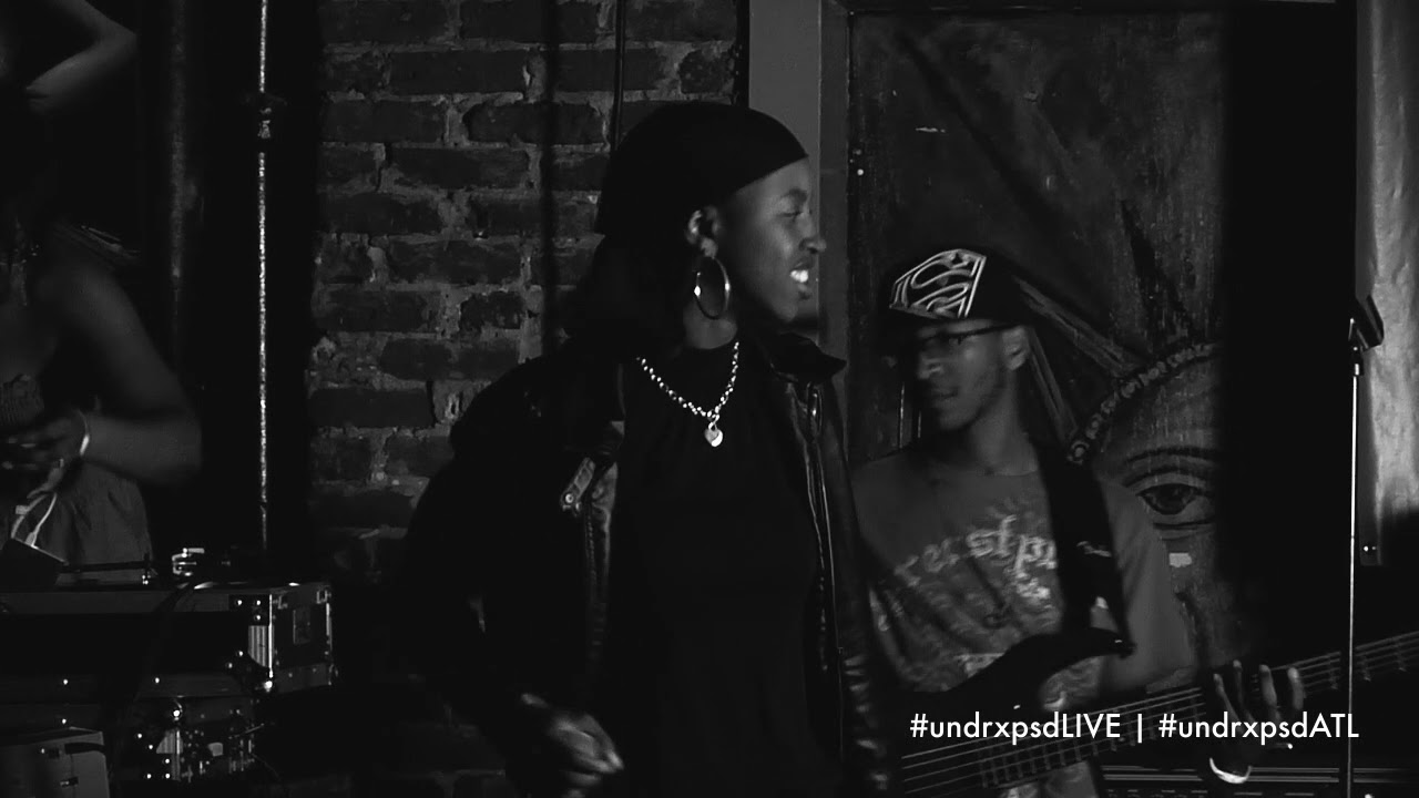 Lyric Jones performing at Apache Cafe (2010) - YouTube