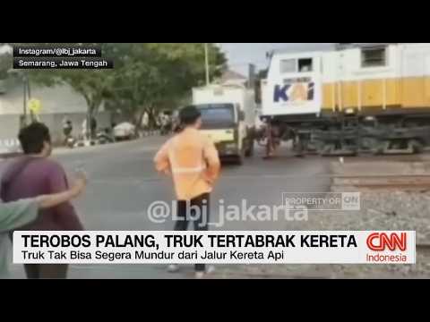 Terobos Palang, Truk Tertabrak Kereta