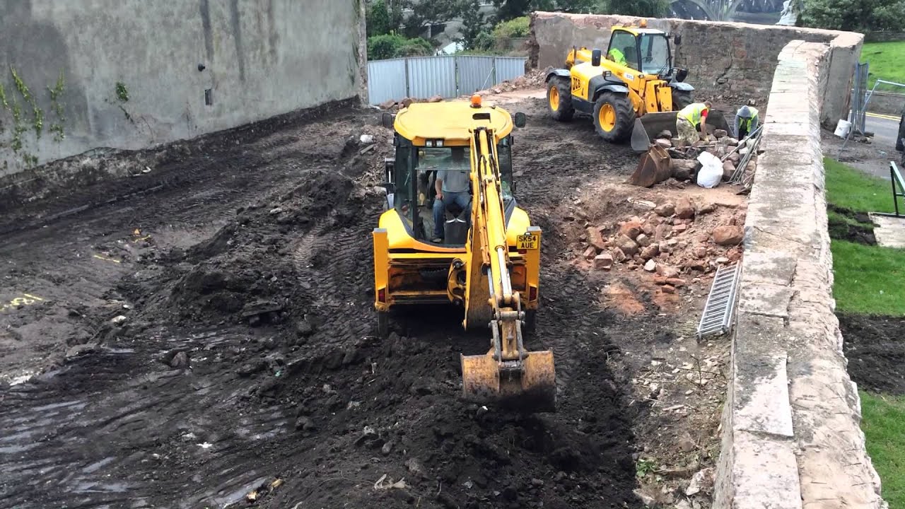 JCB 3CX digging out foundations - YouTube