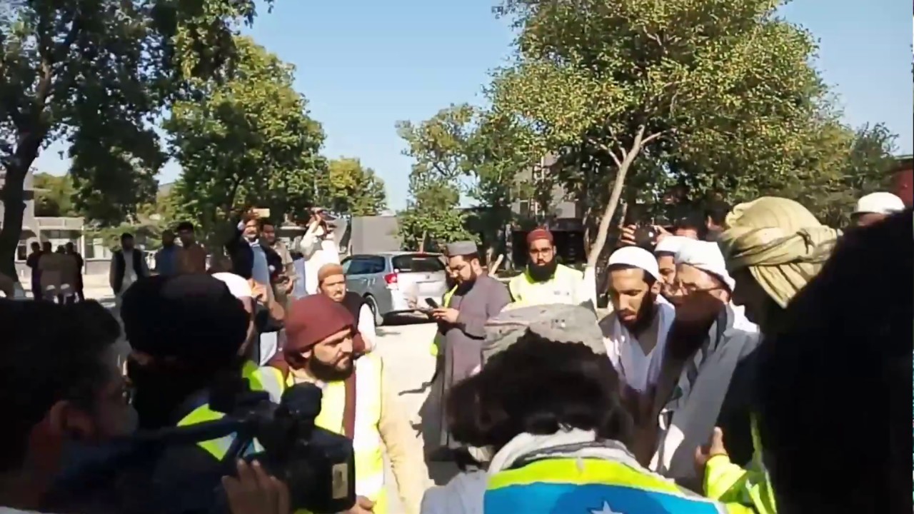 Maulana Sami Ul Haq funeral - YouTube