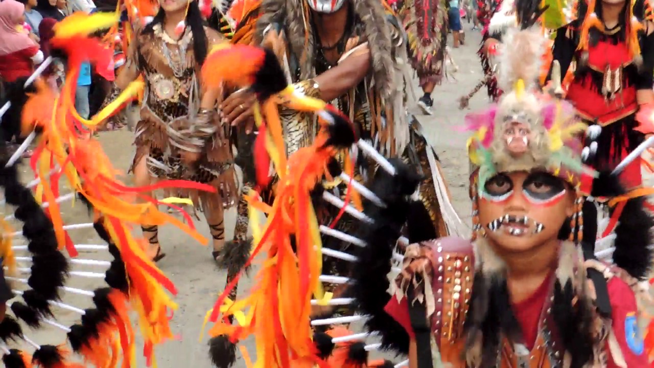 Di goyang Dayak Apache Selodono karnaval - YouTube