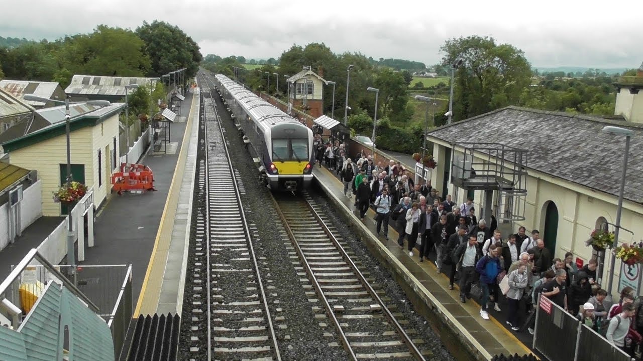 Ride on NIR 4000 Class DMU 4001 (With 4012 On the Rear) between Moira ...