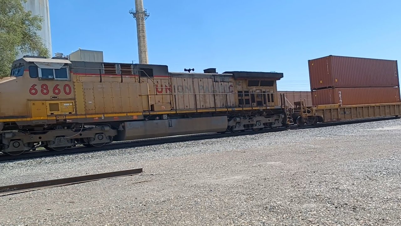 Eastbound Intermodal led by UP #8956 - YouTube