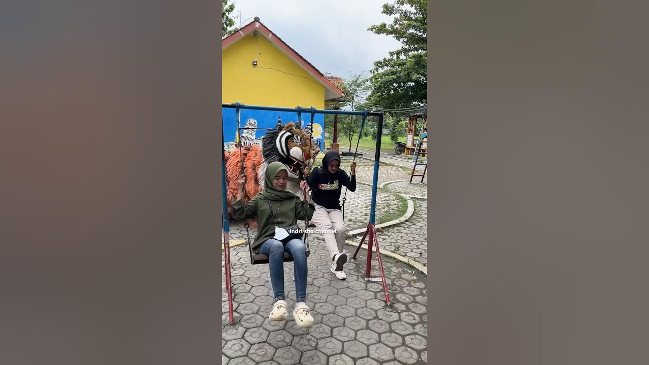 Dua cewek cantik di makan can macanan saat mainan ayunan - YouTube