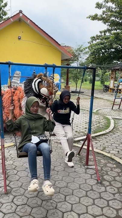 Dua cewek cantik di makan can macanan saat mainan ayunan - YouTube