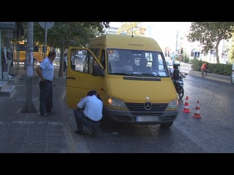 Έλεγχοι από την τροχαία σε σχολικά λεωφορεία - YouTube