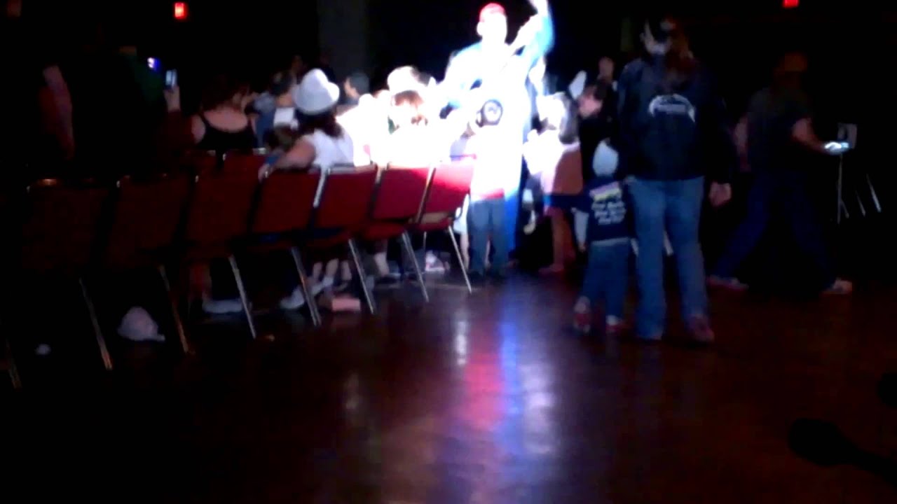 Mover Dave likes Kayla's hat - YouTube