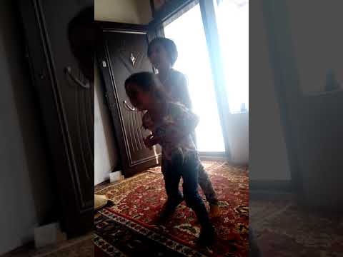 Köyde çocuk ların güleşi