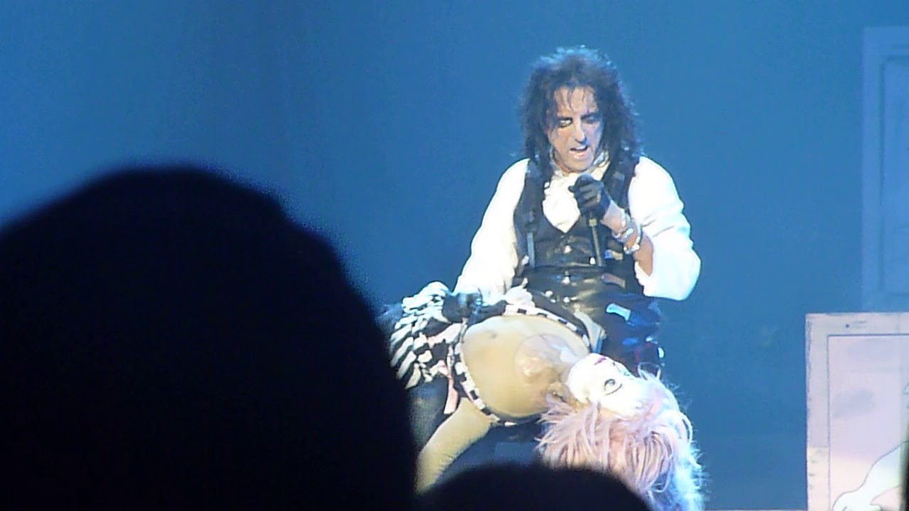 Alice Cooper - Cold Ethyl - Arena Birmingham - 14th November 2017 - YouTube