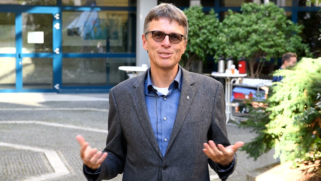 Studiendekan Georg Sans SJ begrüßt Studierende im Wintersemester 21/22 ...