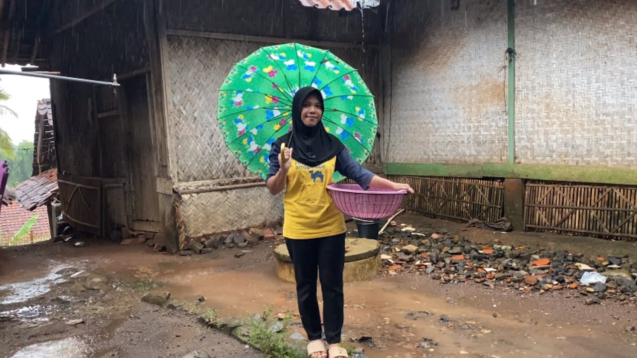 DEMI MENCUKUPI KEBUTUHAN SANG ANAK TEH IIN RELA BERJUALAN KELILING DI ...