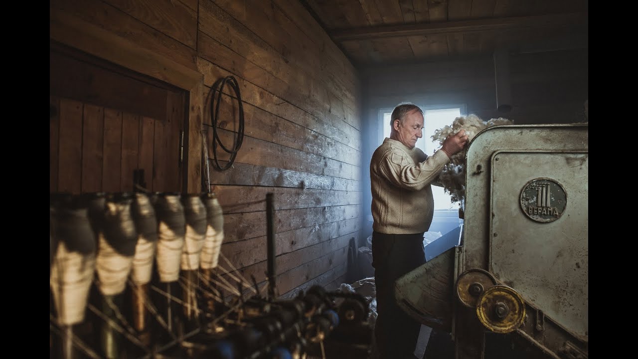 The craft of wool carding. Countryside.lt - YouTube