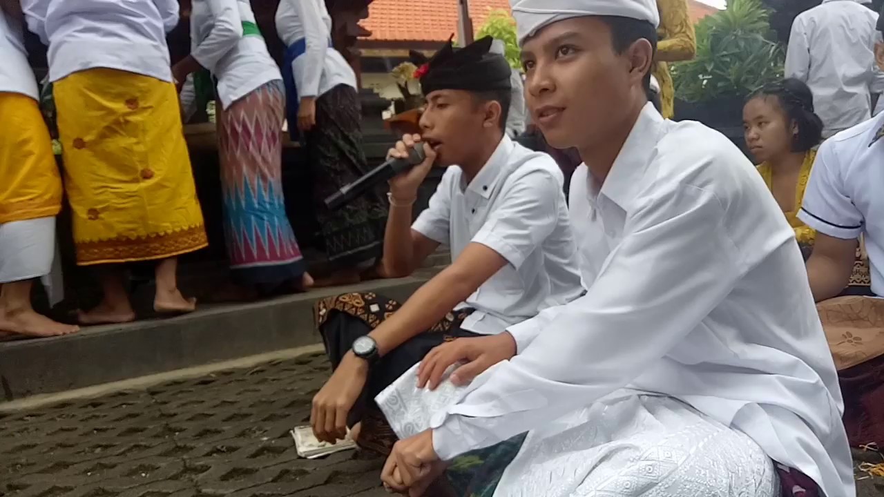 Pupuh Sinom | Geguritan Bali Mengiringi Upacara Dewa Yadnya - YouTube