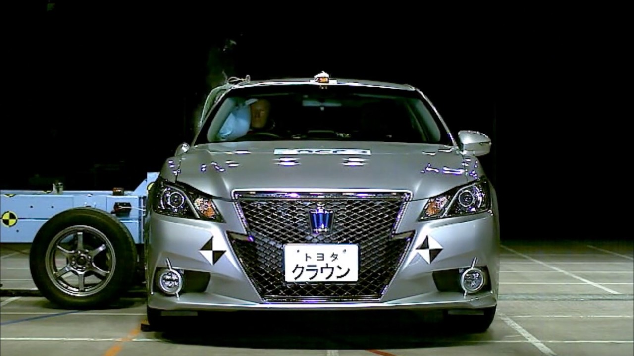 Toyota Crown side collision test - YouTube